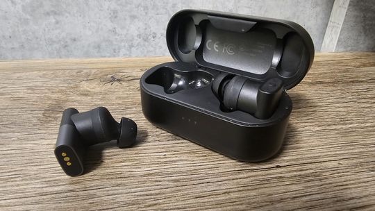 Between Pro Wireless Earbuds by Status Audio