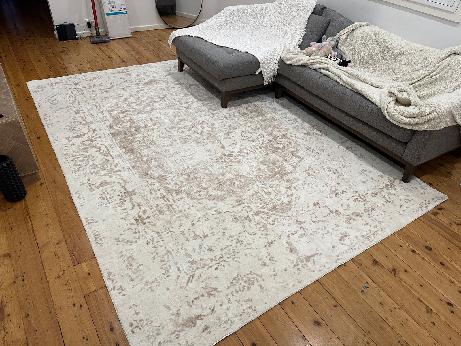 Cabanela Cream and Beige Distressed Washable Rug