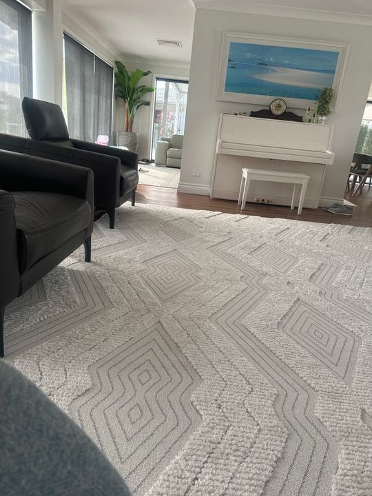 Dayna Ivory and Grey Textured Diamond Tribal Rug