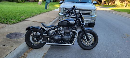 Customize Triumph Bobber with 2-2 Drag Pipe Exhaust