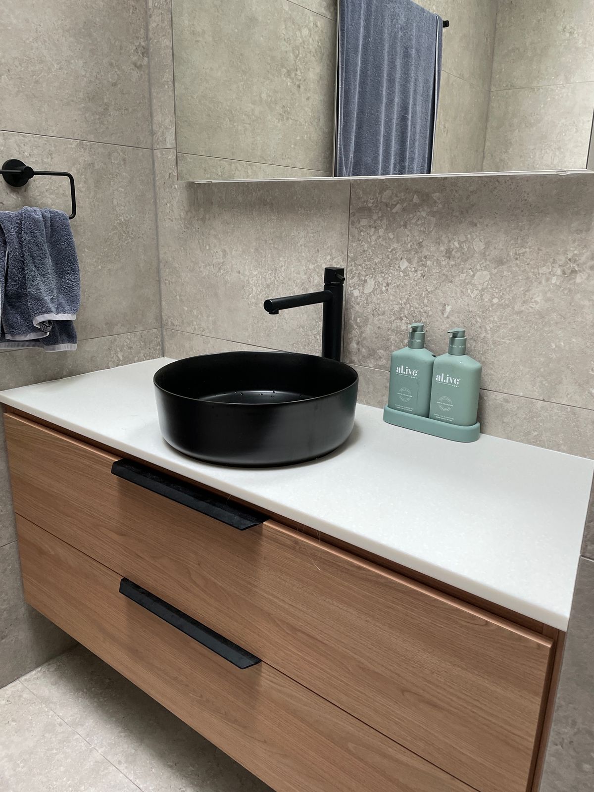 BATHROOM ESSENTIALS BUNDLE – al.ive body