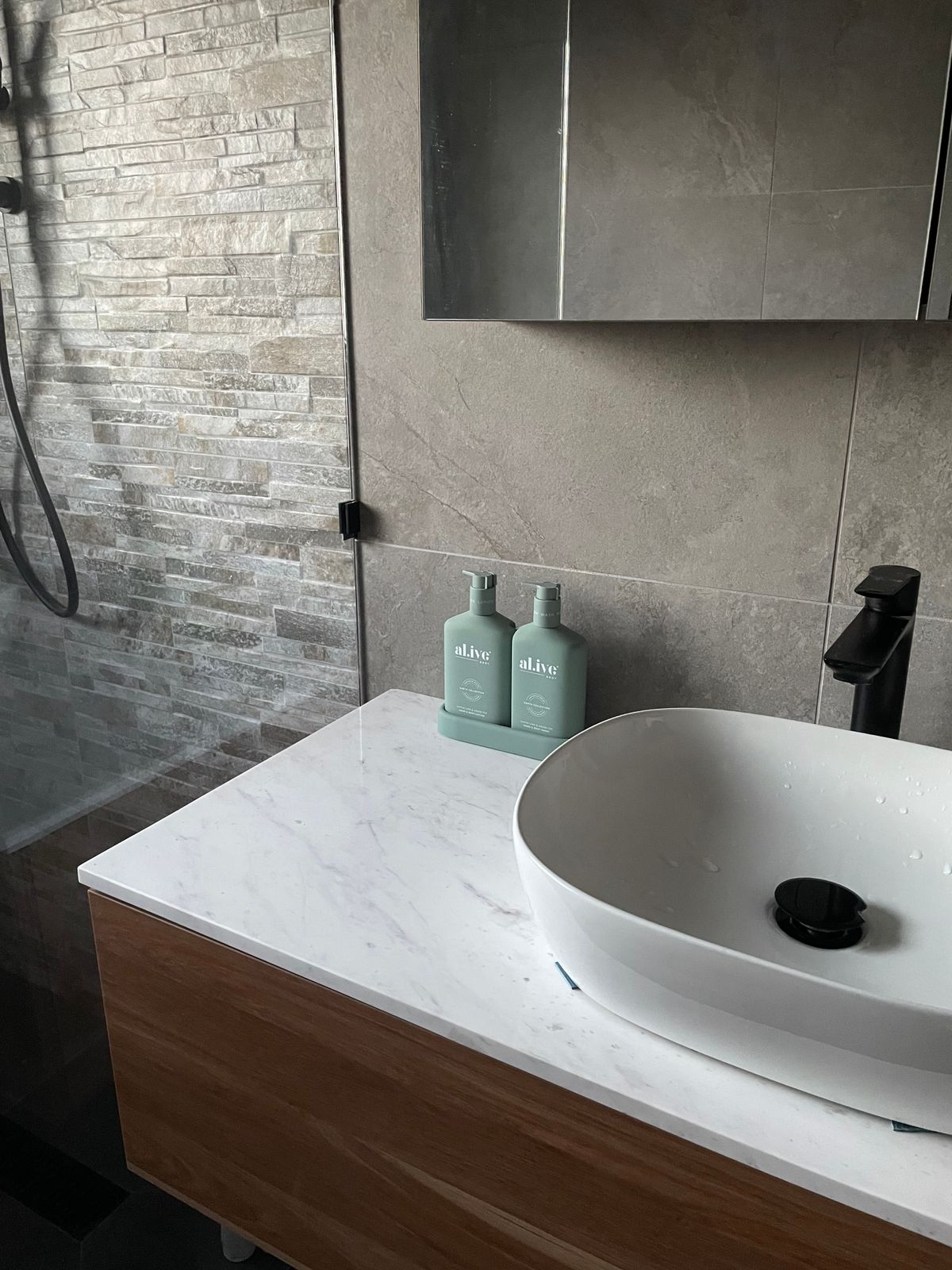 BATHROOM ESSENTIALS BUNDLE – al.ive body