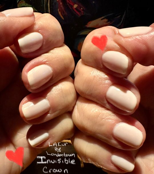 Invisible Crown | Pink Nail Polish | LONDONTOWN lakur