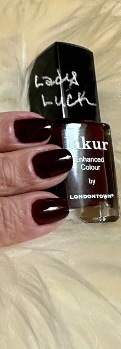 Lady Luck | Red Nail Polish | LONDONTOWN lakur